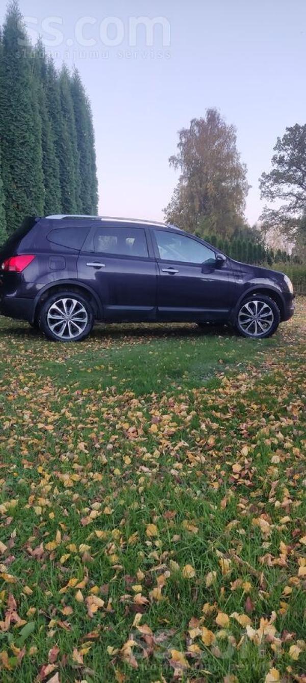 Violet Nissan Qashqai 2010 in Ogre, with an engine capacity of 1.50 L and mileage of 375 thousand km for 4650 €, photo 4 on AUTOMOTO.COM.LV