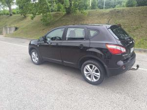 Violet Nissan Qashqai 2011 in Jonava, with an engine capacity of 1.60 L and mileage of 244 thousand km for 5150 €, photo 9 on AUTOMOTO.COM.LV