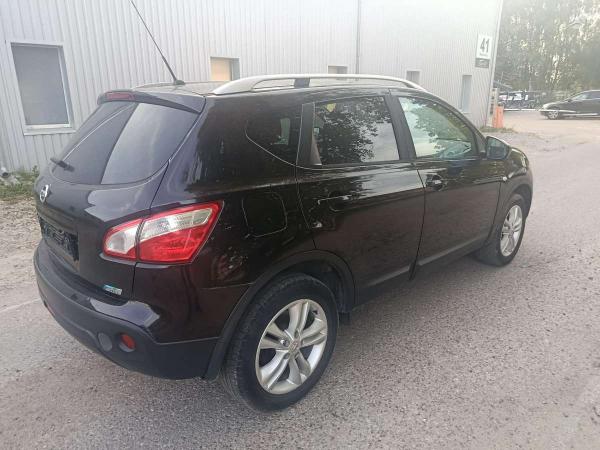 Violet Nissan Qashqai 2011 in Ukmerge, with an engine capacity of 1.50 L and mileage of 248 thousand km for 4100 €, photo 4 on AUTOMOTO.COM.LV