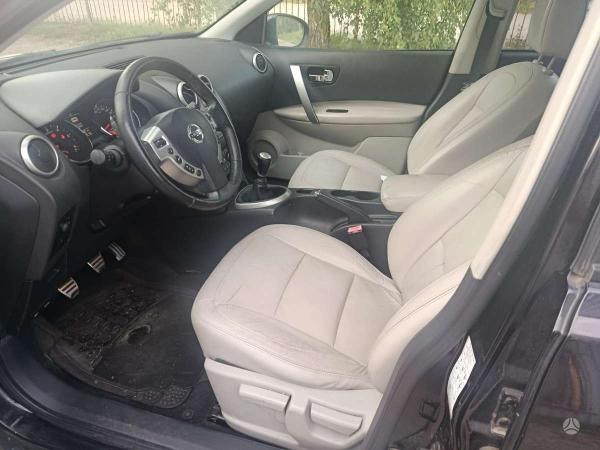 Violet Nissan Qashqai 2011 in Ukmerge, with an engine capacity of 1.50 L and mileage of 248 thousand km for 4100 €, photo 9 on AUTOMOTO.COM.LV
