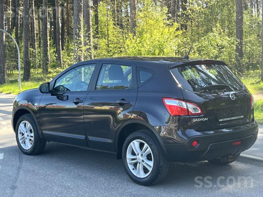 Violet Nissan Qashqai 2012 in Valmiera, with an engine capacity of 2.00 L and mileage of 138 thousand km for 12000 €, photo 3 on AUTOMOTO.COM.LV
