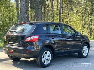 Violet Nissan Qashqai 2012 in Valmiera, with an engine capacity of 2.00 L and mileage of 138 thousand km for 12000 €, photo 4 on AUTOMOTO.COM.LV