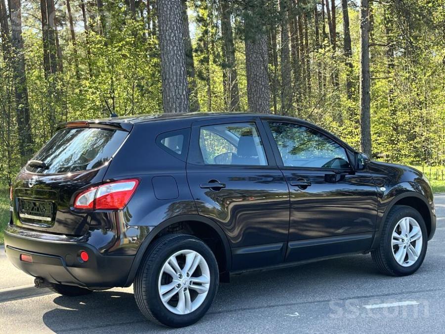 Violet Nissan Qashqai 2012 in Valmiera, with an engine capacity of 2.00 L and mileage of 138 thousand km for 12000 €, photo 5 on AUTOMOTO.COM.LV