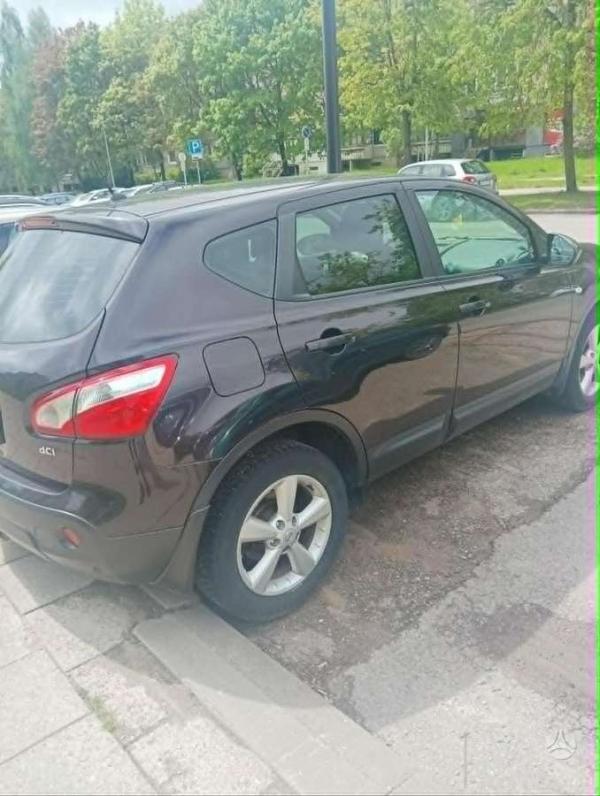 Violet Nissan Qashqai 2012 in Vilnius, with an engine capacity of 1.60 L and mileage of 285 thousand km for 3999 €, photo 5 on AUTOMOTO.COM.LV