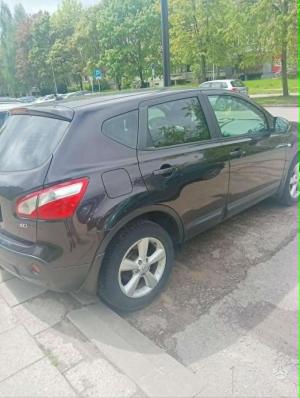 Violet Nissan Qashqai 2012 in Vilnius, with an engine capacity of 1.60 L and mileage of 285 thousand km for 3999 €, photo 5 on AUTOMOTO.COM.LV
