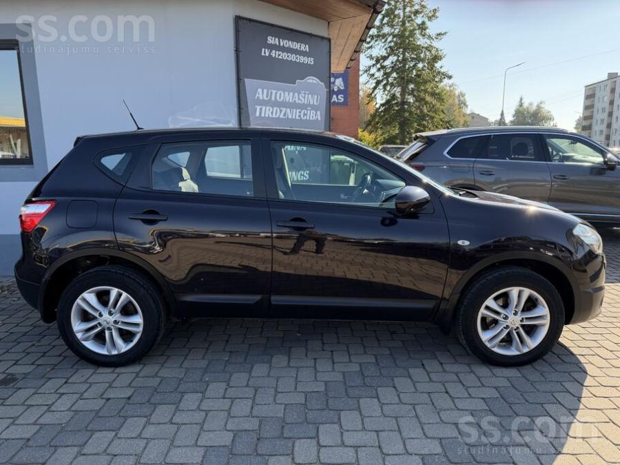 Violet Nissan Qashqai 2012 in Talsi, with an engine capacity of 2.00 L and mileage of 126 thousand km for 6500 €, photo 3 on AUTOMOTO.COM.LV