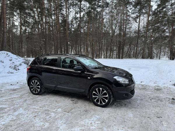 Violet Nissan Qashqai 2013 in Vilnius, with an engine capacity of 1.60 L and mileage of 107 thousand km for 6750 €, photo 2 on AUTOMOTO.COM.LV
