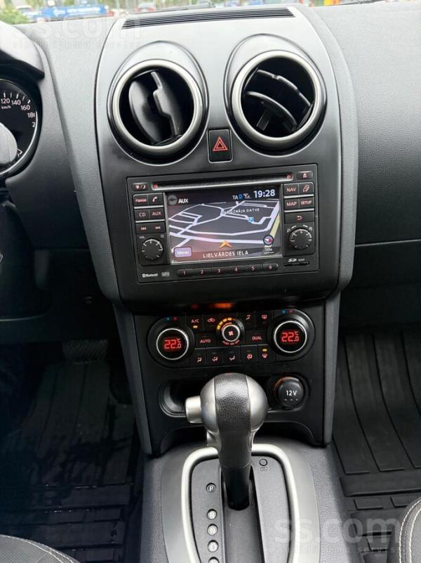 Violet Nissan Qashqai 2013 in Riga, with an engine capacity of 1.60 L and mileage of 196 thousand km for 5200 €, photo 9 on AUTOMOTO.COM.LV