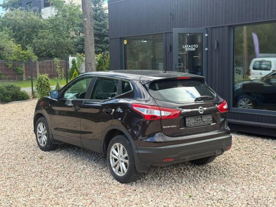 Violet Nissan Qashqai 2014 in Riga, with an engine capacity of 1.60 L and mileage of 181 thousand km for 6750 €, photo 4 on AUTOMOTO.COM.LV