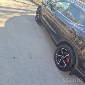 Violets Nissan Qashqai 2014 Rīga, ar dzinēja tilpumu 1.60 L un nobraukumu 200 tūkst. km par 8439 €, foto 24 vietnē AUTOMOTO.COM.LV