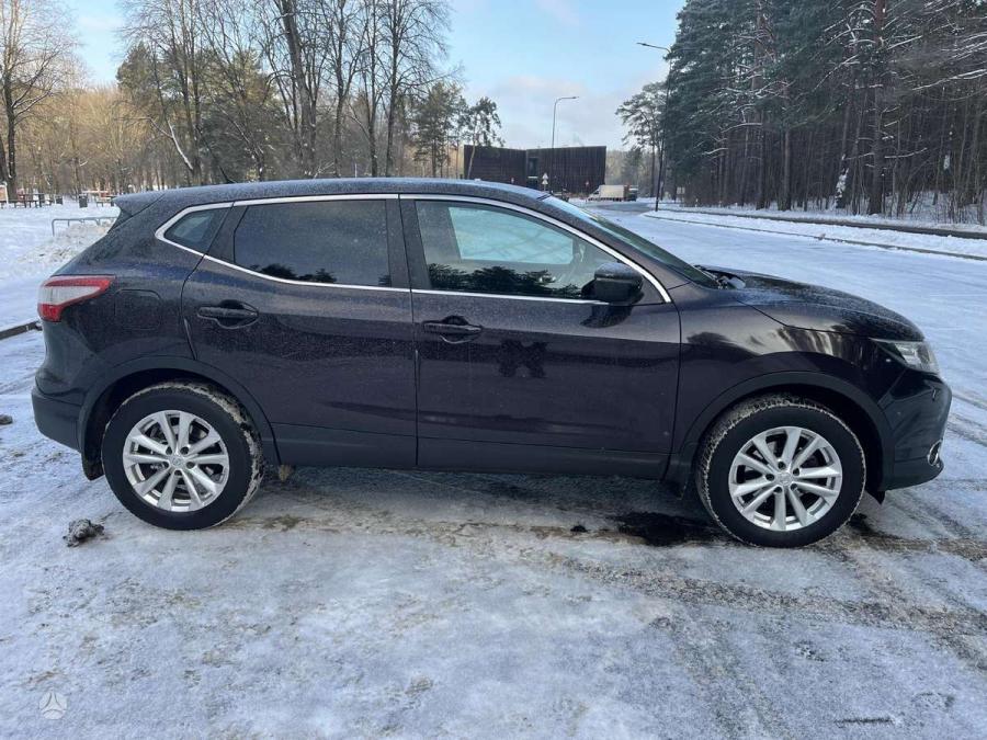 Violet Nissan Qashqai 2015 in Vilnius, with an engine capacity of 1.60 L and mileage of 171 thousand km for 9500 €, photo 5 on AUTOMOTO.COM.LV
