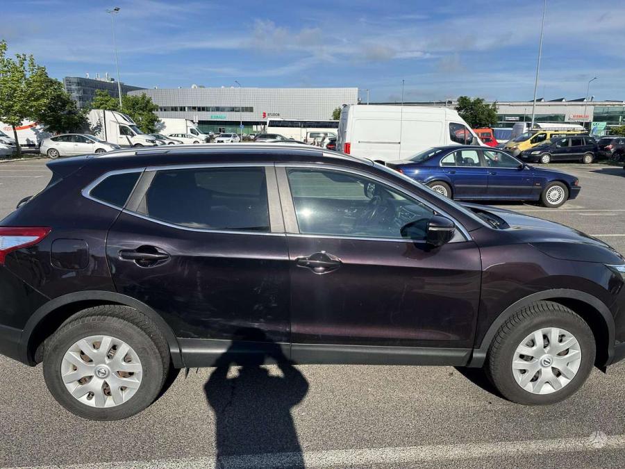 Violet Nissan Qashqai 2015 in Vilnius, with an engine capacity of 1.60 L and mileage of 154 thousand km for 7500 €, photo 7 on AUTOMOTO.COM.LV