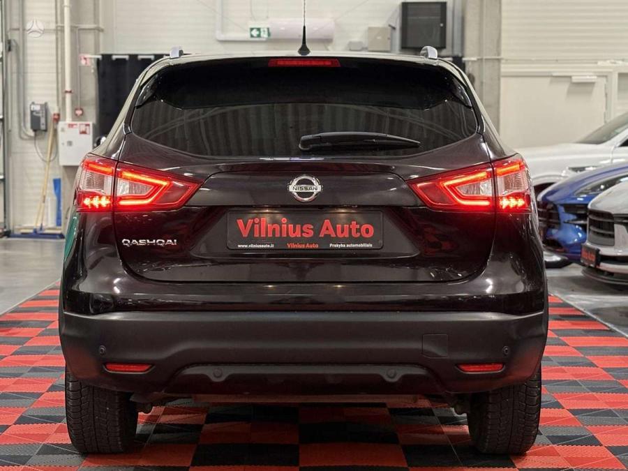 Violet Nissan Qashqai 2015 in Vilnius, with an engine capacity of 1.60 L and mileage of 155 thousand km for 8650 €, photo 6 on AUTOMOTO.COM.LV