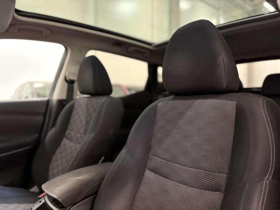 Violet Nissan Qashqai 2015 in Vilnius, with an engine capacity of 1.60 L and mileage of 155 thousand km for 8650 €, photo 18 on AUTOMOTO.COM.LV