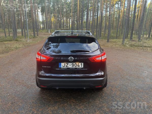 Violet Nissan Qashqai 2015 in Riga, with an engine capacity of 1.60 L and mileage of 280 thousand km for 7000 €, photo 5 on AUTOMOTO.COM.LV