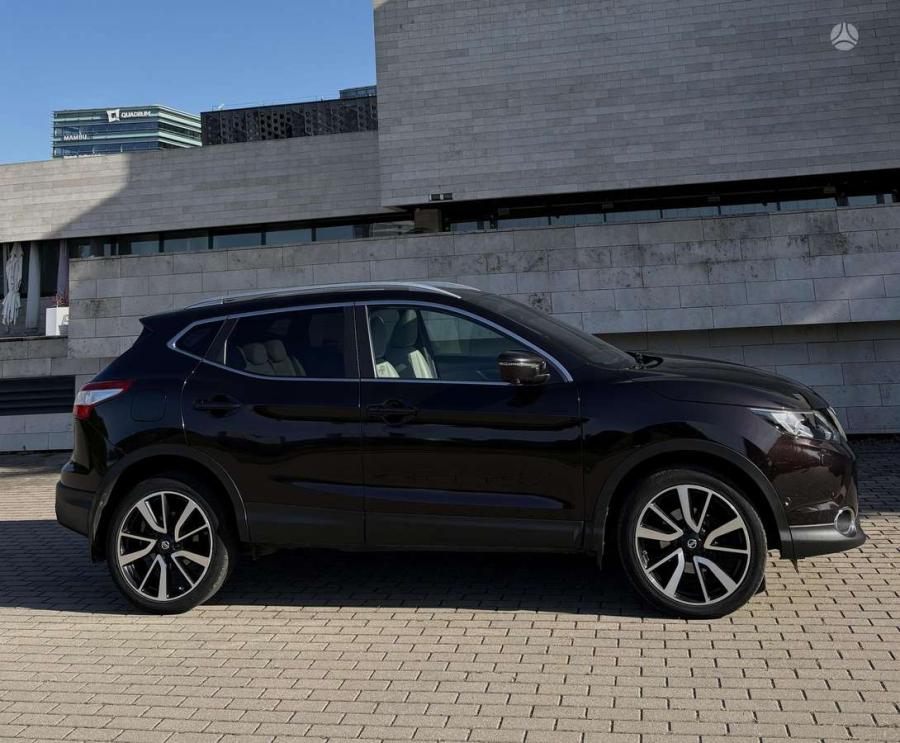 Violet Nissan Qashqai 2016 in Vilnius, with an engine capacity of 1.20 L and mileage of 153 thousand km for 7400 €, photo 1 on AUTOMOTO.COM.LV