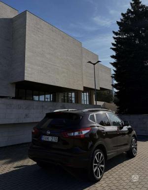 Violet Nissan Qashqai 2016 in Vilnius, with an engine capacity of 1.20 L and mileage of 153 thousand km for 7400 €, photo 4 on AUTOMOTO.COM.LV
