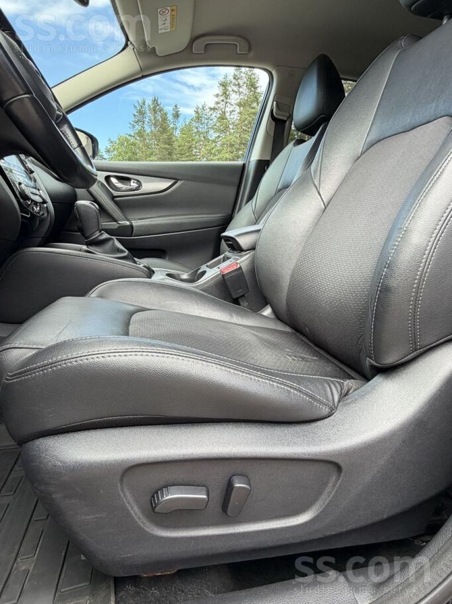 Violet Nissan Qashqai 2018 in Riga, with an engine capacity of 1.60 L and mileage of 108 thousand km for 12500 €, photo 13 on AUTOMOTO.COM.LV