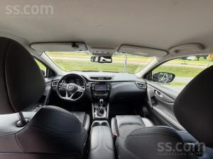 Violet Nissan Qashqai 2018 in Riga, with an engine capacity of 1.60 L and mileage of 108 thousand km for 12500 €, photo 16 on AUTOMOTO.COM.LV