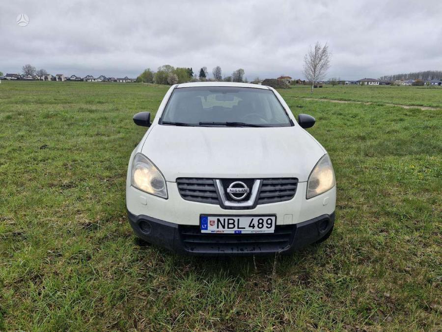 White Nissan Qashqai 2008 in Klaipeda, with an engine capacity of 2.00 L and mileage of 322 thousand km for 4000 €, photo 5 on AUTOMOTO.COM.LV