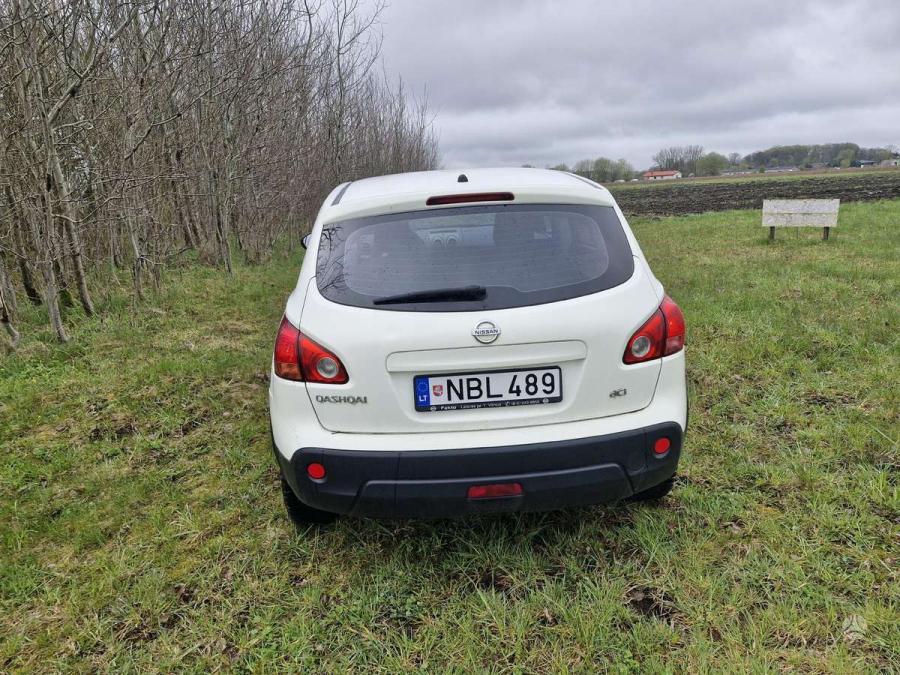 White Nissan Qashqai 2008 in Klaipeda, with an engine capacity of 2.00 L and mileage of 322 thousand km for 4000 €, photo 6 on AUTOMOTO.COM.LV