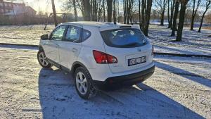 White Nissan Qashqai 2009 in Taurage, with an engine capacity of 1.60 L and mileage of 203 thousand km for 3800 €, photo 4 on AUTOMOTO.COM.LV