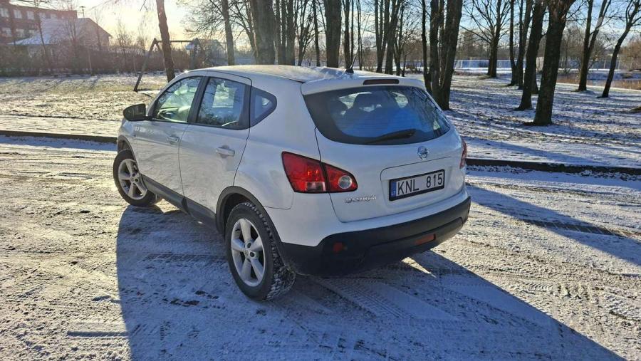 White Nissan Qashqai 2009 in Taurage, with an engine capacity of 1.60 L and mileage of 203 thousand km for 3800 €, photo 4 on AUTOMOTO.COM.LV