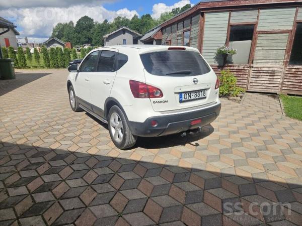White Nissan Qashqai 2009 in Talsi, with an engine capacity of 1.50 L and mileage of 196 thousand km for 4750 €, photo 3 on AUTOMOTO.COM.LV
