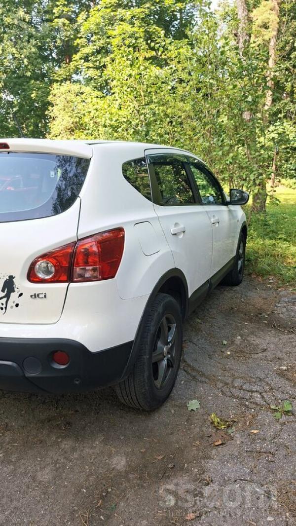 White Nissan Qashqai 2009 in Riga, with an engine capacity of 2.00 L and mileage of 315 thousand km for 3800 €, photo 5 on AUTOMOTO.COM.LV