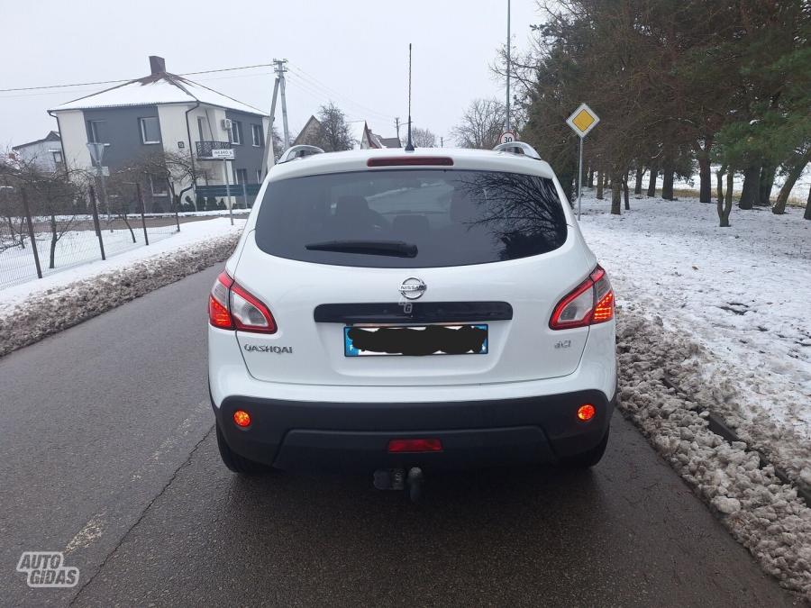 White Nissan Qashqai 2010 in Taurage, with an engine capacity of 1.50 L and mileage of 233 thousand km for 4700 €, photo 5 on AUTOMOTO.COM.LV
