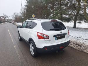 White Nissan Qashqai 2010 in Taurage, with an engine capacity of 1.50 L and mileage of 233 thousand km for 4700 €, photo 6 on AUTOMOTO.COM.LV