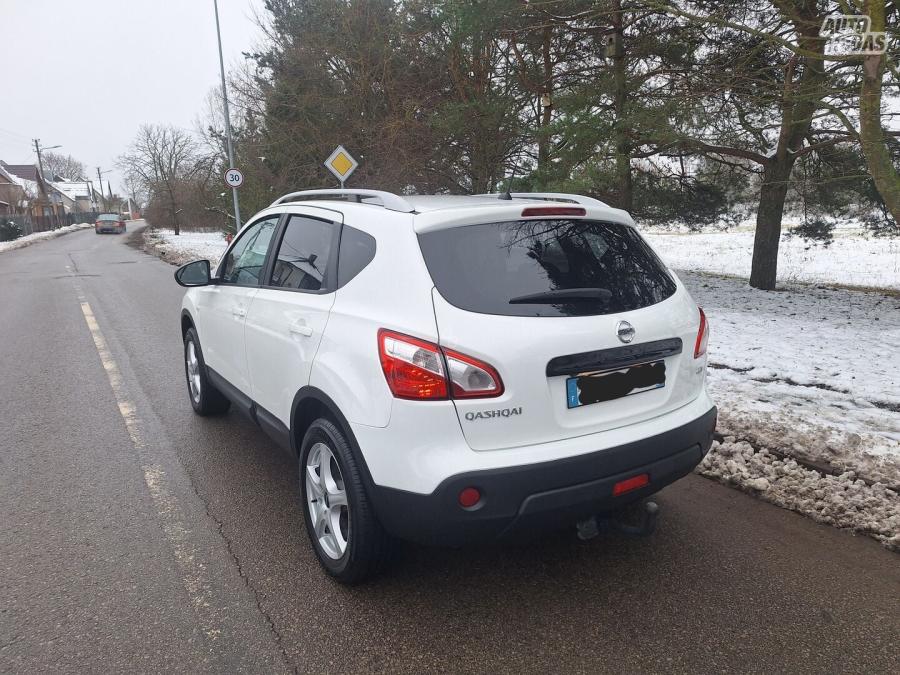 White Nissan Qashqai 2010 in Taurage, with an engine capacity of 1.50 L and mileage of 233 thousand km for 4700 €, photo 6 on AUTOMOTO.COM.LV