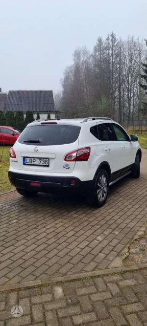 White Nissan Qashqai 2010 in Vilnius, with an engine capacity of 2.00 L and mileage of 347 thousand km for 3650 €, photo 4 on AUTOMOTO.COM.LV