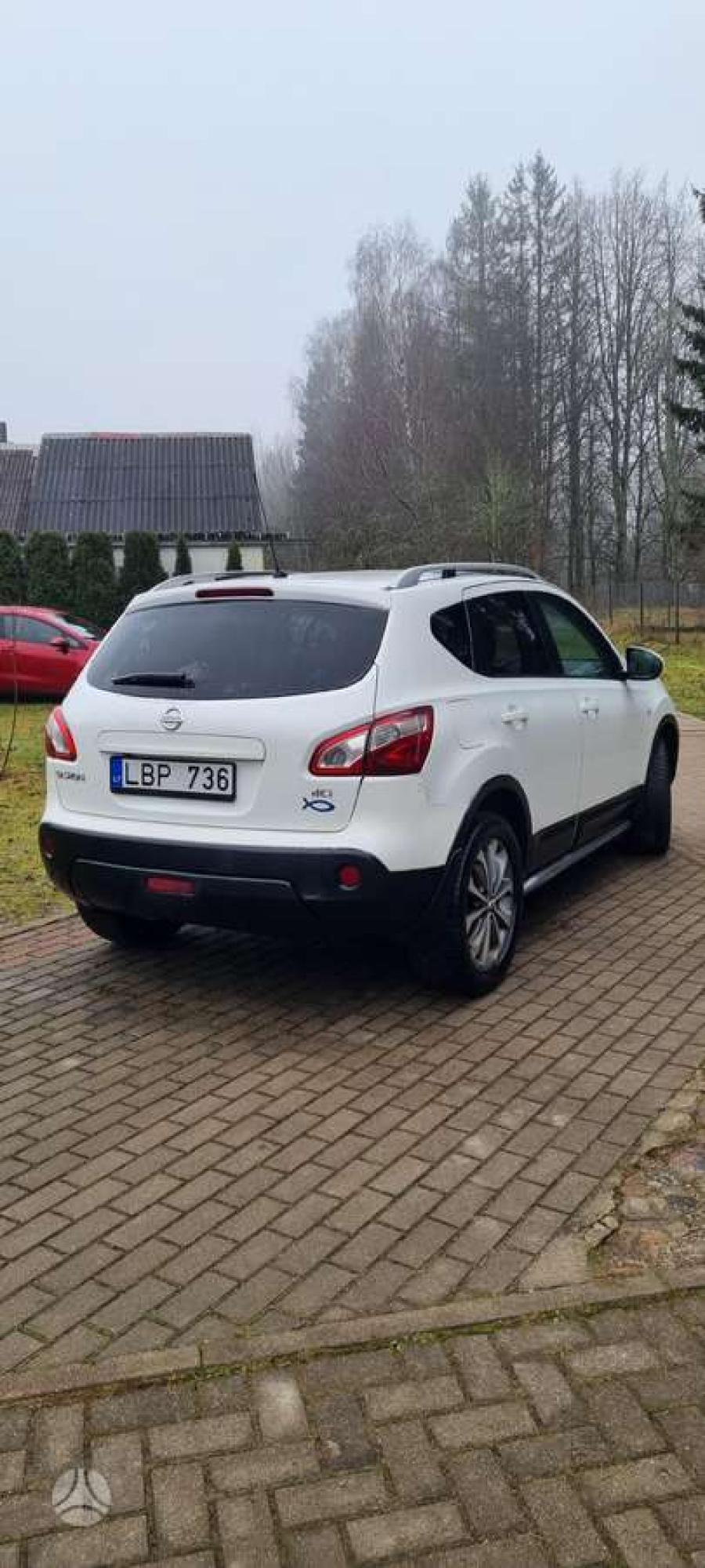 White Nissan Qashqai 2010 in Vilnius, with an engine capacity of 2.00 L and mileage of 347 thousand km for 3650 €, photo 4 on AUTOMOTO.COM.LV