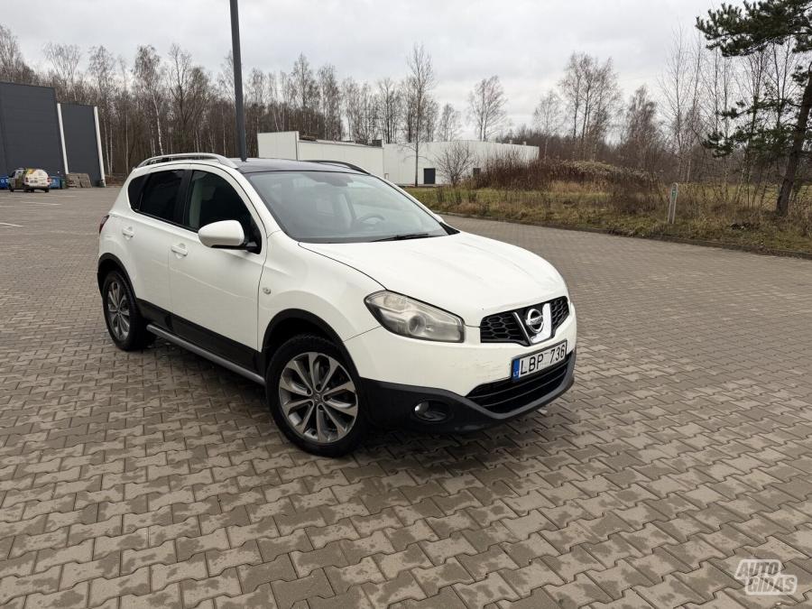 White Nissan Qashqai 2010 in Kaunas, with an engine capacity of 2.00 L and mileage of 340 thousand km for 5290 €, photo 1 on AUTOMOTO.COM.LV