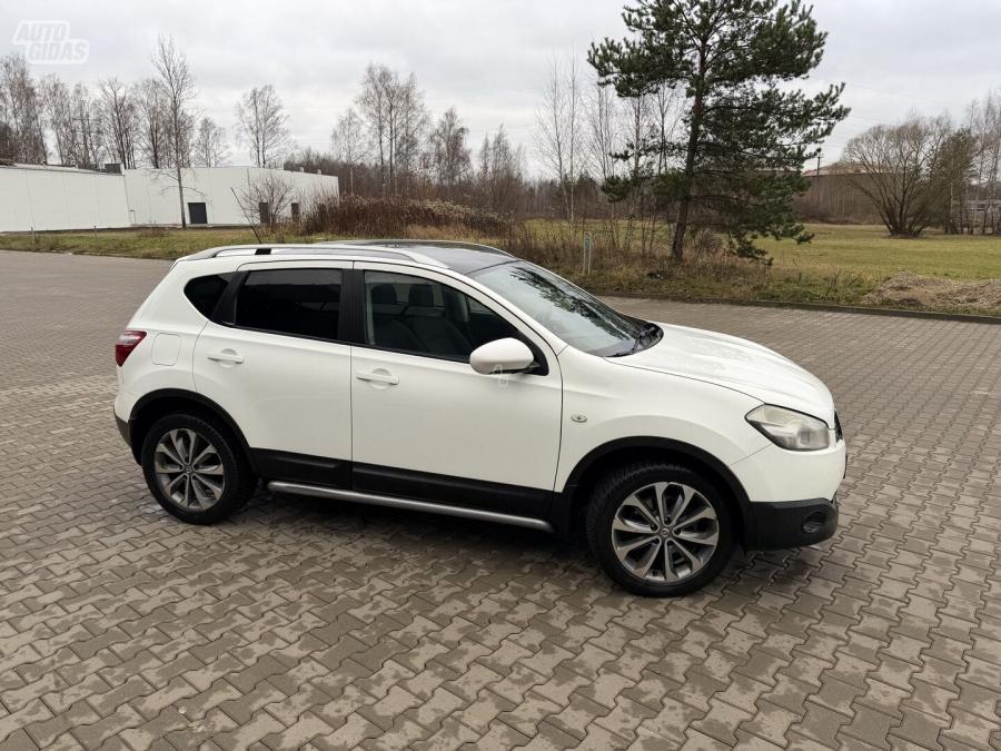 White Nissan Qashqai 2010 in Kaunas, with an engine capacity of 2.00 L and mileage of 340 thousand km for 5290 €, photo 3 on AUTOMOTO.COM.LV