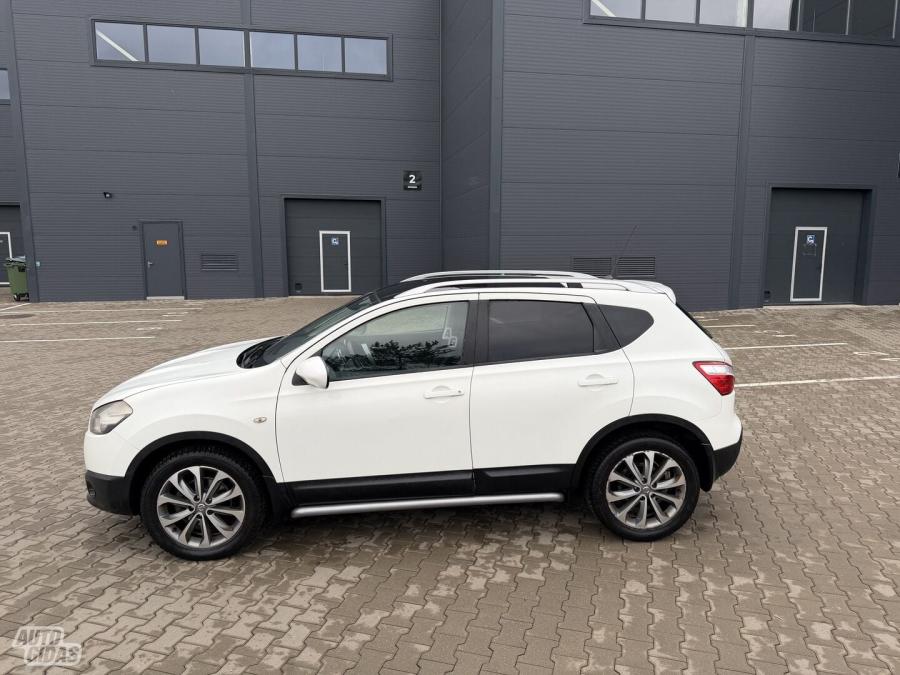 White Nissan Qashqai 2010 in Kaunas, with an engine capacity of 2.00 L and mileage of 340 thousand km for 5290 €, photo 5 on AUTOMOTO.COM.LV