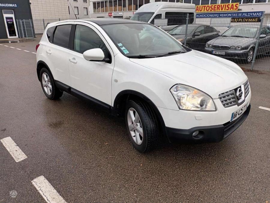 White Nissan Qashqai 2010 in Panevezys, with an engine capacity of 1.46 L and mileage of 244 thousand km for 3900 €, photo 1 on AUTOMOTO.COM.LV
