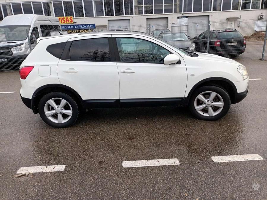White Nissan Qashqai 2010 in Panevezys, with an engine capacity of 1.46 L and mileage of 244 thousand km for 3900 €, photo 2 on AUTOMOTO.COM.LV
