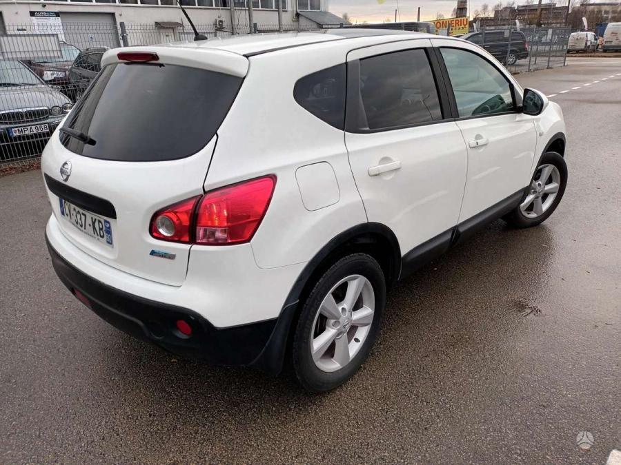 White Nissan Qashqai 2010 in Panevezys, with an engine capacity of 1.46 L and mileage of 244 thousand km for 3900 €, photo 3 on AUTOMOTO.COM.LV