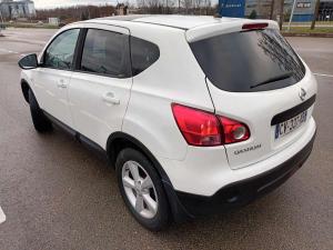 White Nissan Qashqai 2010 in Panevezys, with an engine capacity of 1.46 L and mileage of 244 thousand km for 3900 €, photo 4 on AUTOMOTO.COM.LV