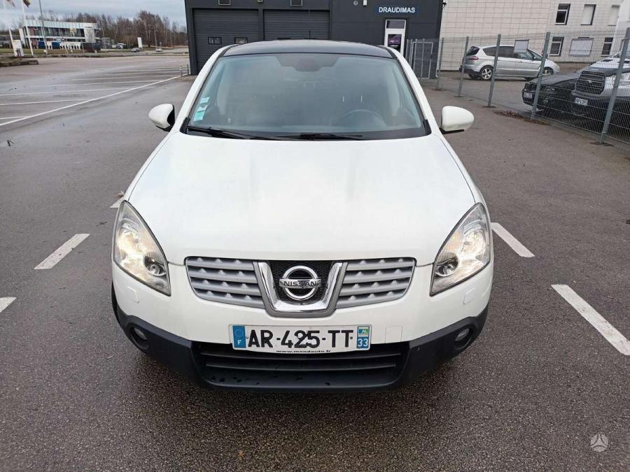 White Nissan Qashqai 2010 in Panevezys, with an engine capacity of 1.46 L and mileage of 244 thousand km for 3900 €, photo 7 on AUTOMOTO.COM.LV