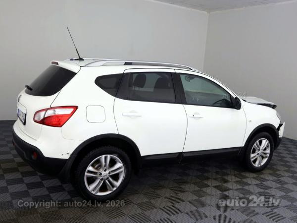 White Nissan Qashqai 2010 in Tallinn, with an engine capacity of 1.60 L and mileage of 172 thousand km for 1799 €, photo 3 on AUTOMOTO.COM.LV
