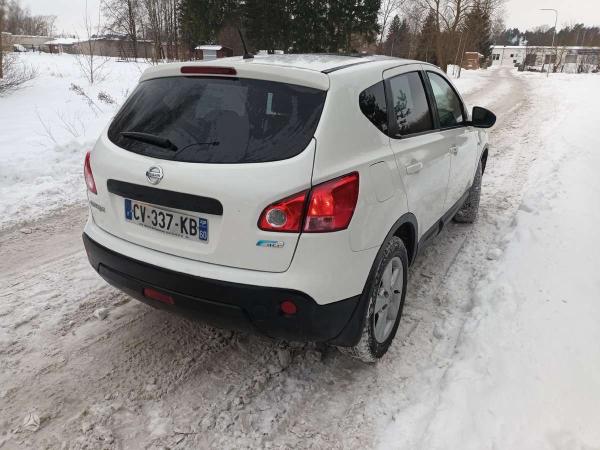 Balts Nissan Qashqai 2010 Panevēža, ar dzinēja tilpumu 1.46 L un nobraukumu 245 tūkst. km par 3900 €, foto 5 vietnē AUTOMOTO.COM.LV