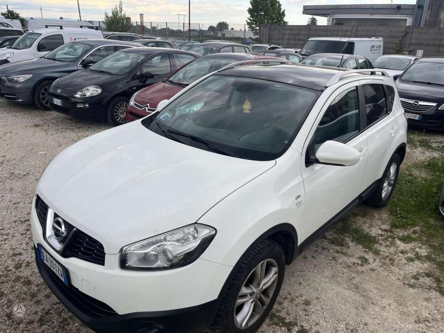White Nissan Qashqai 2010 in Panevezys, with an engine capacity of 1.46 L and mileage of 273 thousand km for 3900 €, photo 3 on AUTOMOTO.COM.LV