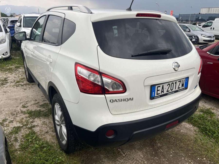 White Nissan Qashqai 2010 in Panevezys, with an engine capacity of 1.46 L and mileage of 273 thousand km for 3900 €, photo 5 on AUTOMOTO.COM.LV