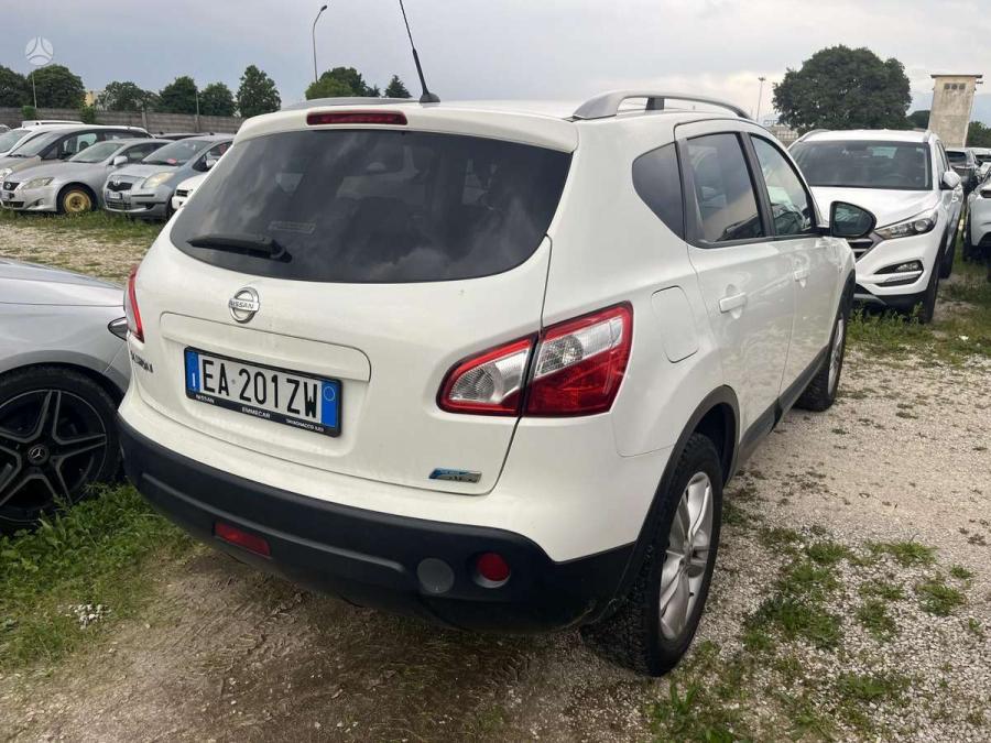 White Nissan Qashqai 2010 in Panevezys, with an engine capacity of 1.46 L and mileage of 273 thousand km for 3900 €, photo 6 on AUTOMOTO.COM.LV