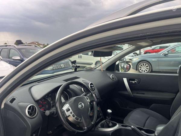 White Nissan Qashqai 2010 in Panevezys, with an engine capacity of 1.46 L and mileage of 273 thousand km for 3900 €, photo 6 on AUTOMOTO.COM.LV