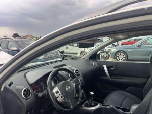 White Nissan Qashqai 2010 in Panevezys, with an engine capacity of 1.46 L and mileage of 273 thousand km for 3900 €, photo 7 on AUTOMOTO.COM.LV