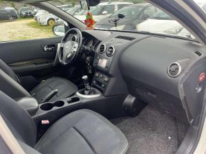 White Nissan Qashqai 2010 in Panevezys, with an engine capacity of 1.46 L and mileage of 273 thousand km for 3900 €, photo 8 on AUTOMOTO.COM.LV